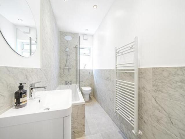 2 bedroom flat for rent in Marius Road, London, SW17