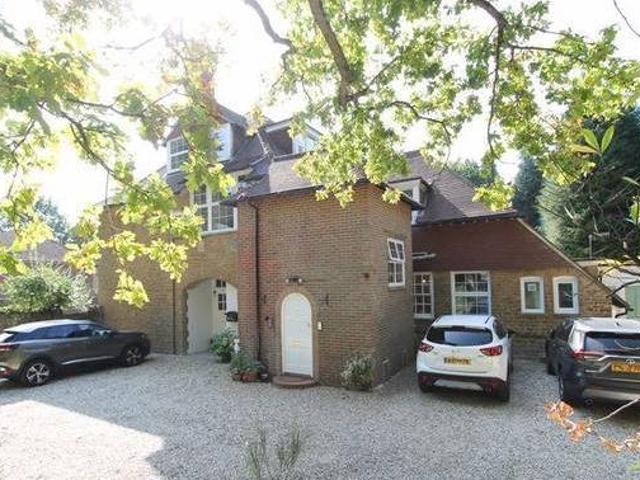 2 bedroom flat for rent in Mark Way Godalming GU7