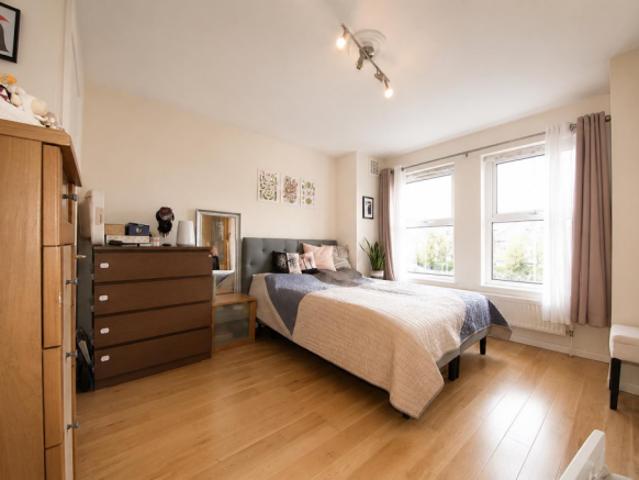 2 bedroom flat for rent in Market Place, East Finchley, N2