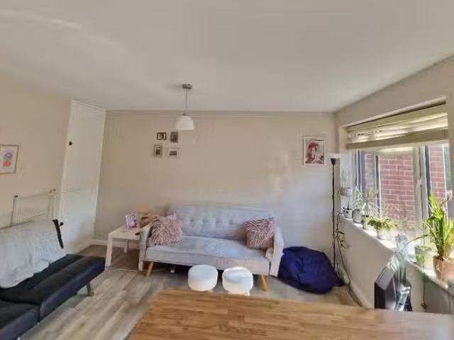 2 bedroom flat for rent in Marlowe Court, Cantebury Ref 2940.