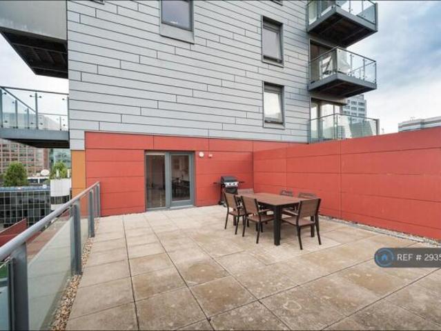 2 bedroom flat for rent in Mastmaker Road, London, E14