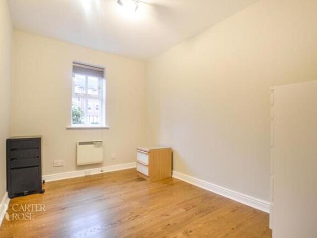 2 bedroom flat for rent in Massingberd Way, Tooting Bec, SW17