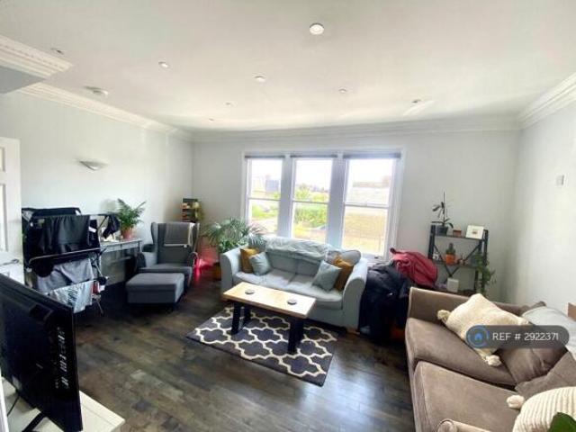 2 bedroom flat for rent in Mayford Road, London, SW12