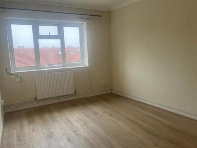 2 bedroom flat for rent in Meadfield Road, Slough, Berkshire, SL3