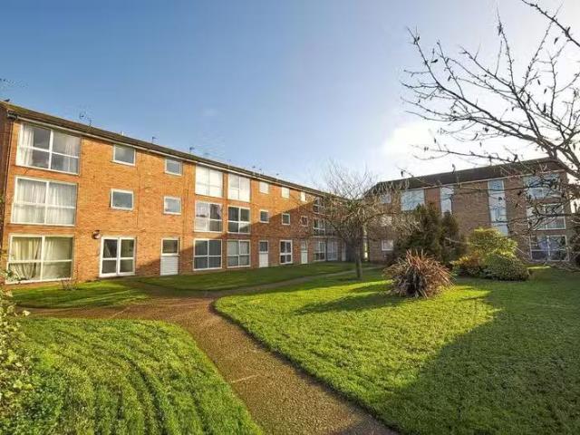 2 bedroom flat for rent in Meadow Close, London Colney, AL2