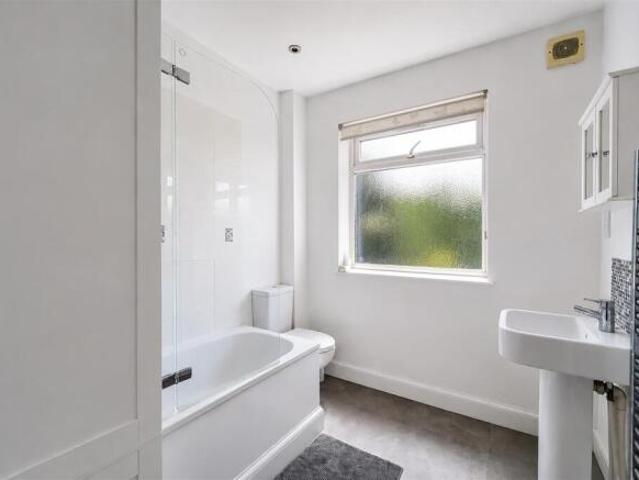 2 bedroom flat for rent in Meadway, Raynes Park, SW20