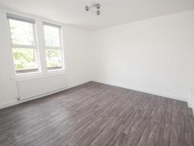 2 bedroom flat for rent in Meanwood Road, Leeds, LS6
