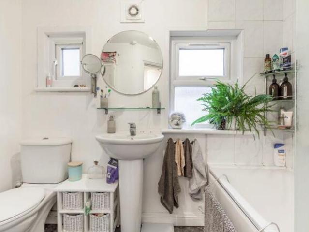 2 bedroom flat for rent in Mellison Road, Tooting, London, SW17