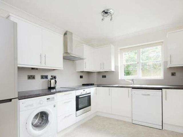 2 Bedroom Flat For Rent In Merton, London