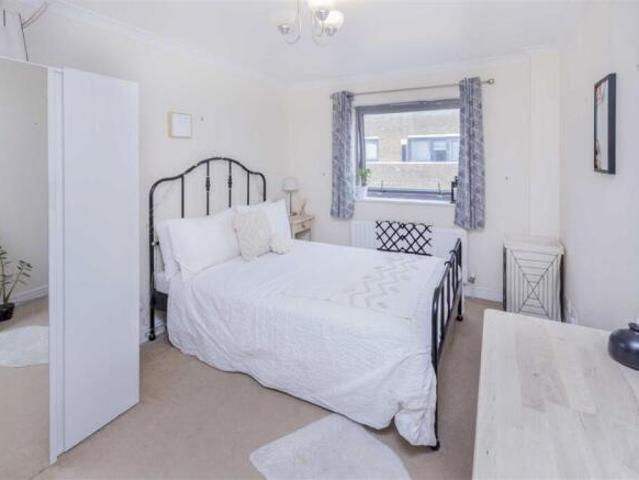 2 bedroom flat for rent in Middle Lane, Teddington, TW11
