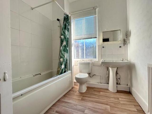 2 bedroom flat for rent in Midland Road, Hyde Park, Leeds, LS6