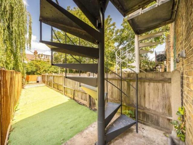 2 bedroom flat for rent in Midmoor Road, LONDON, SW12