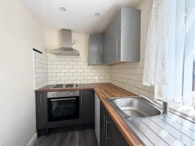 2 bedroom flat for rent in Milan Road, LS8