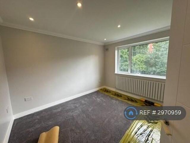 2 bedroom flat for rent in Milburn House, London, SW20