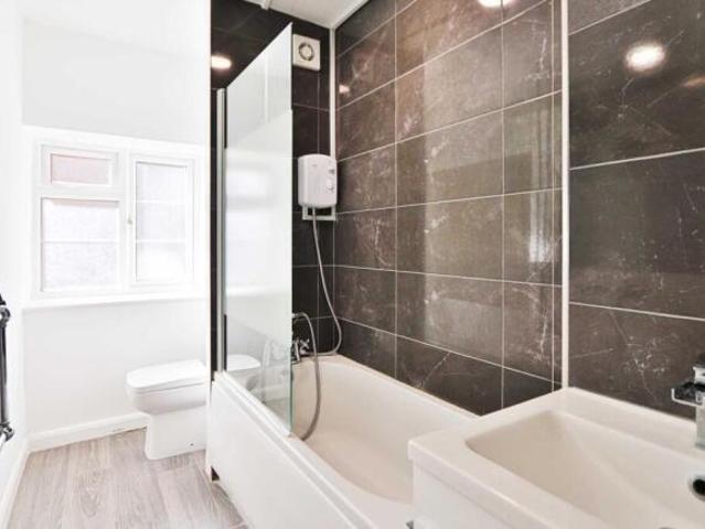 2 bedroom flat for rent in Millbrooke Court, Keswick Road, SW15