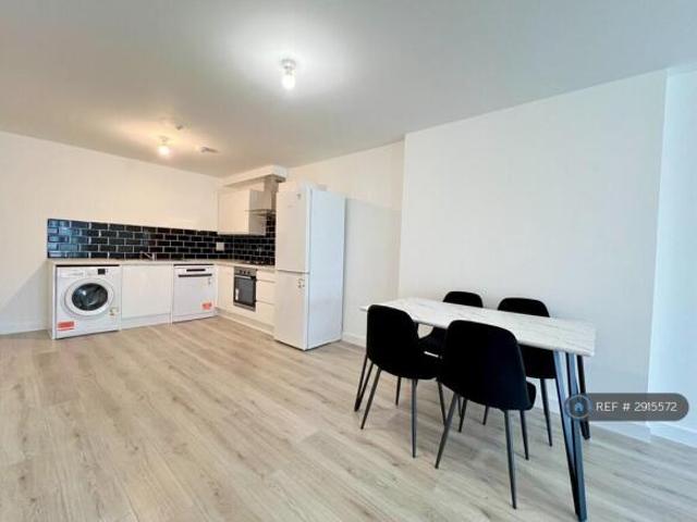 2 bedroom flat for rent in Mitcham Road, London, SW17