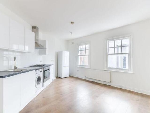 2 bedroom flat for rent in Mitcham Road, Tooting, London, SW17