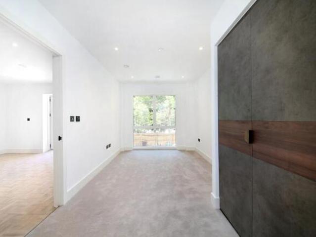 2 bedroom flat for rent in Monarch Square, Clapham Junction, SW11