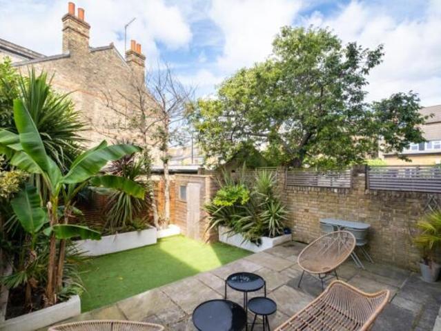 2 bedroom flat for rent in Moorcroft Road London SW16