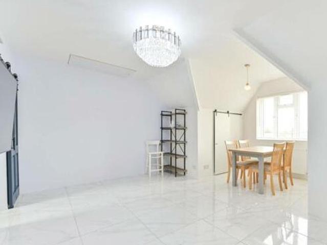 2 Bedroom Flat For Rent In Morden
