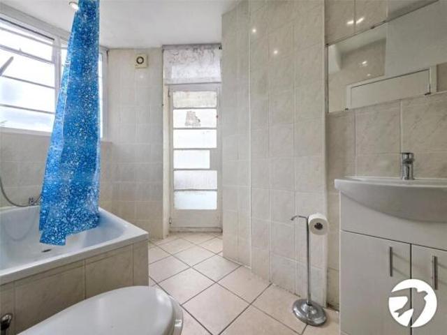 2 bedroom flat for rent in Mottingham Road, London, SE9
