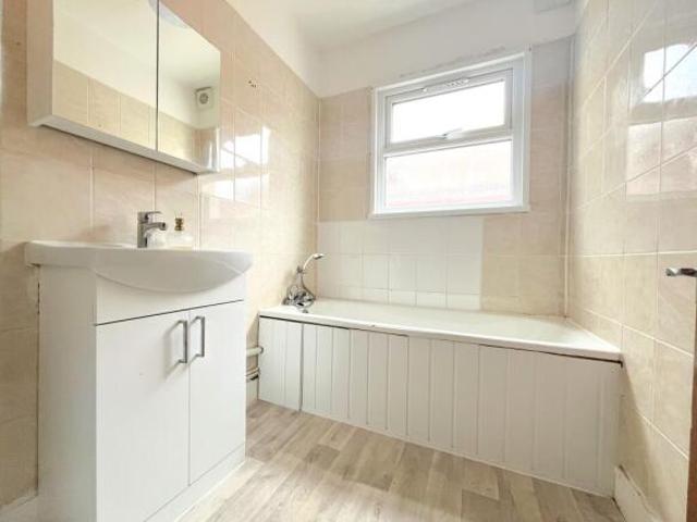 2 bedroom flat for rent in Napier Avenue, Southend on sea, SS1