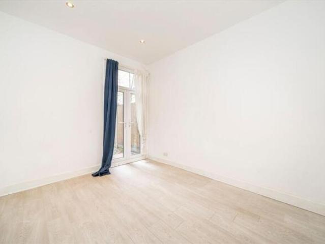 2 bedroom flat for rent in Newton Avenue, Acton, W3