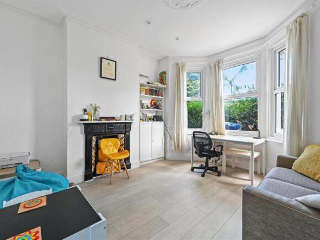2 bedroom flat for rent in Newton Avenue, London, W3