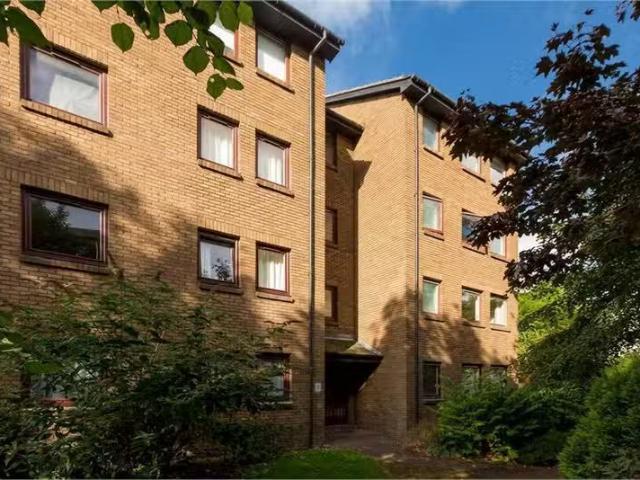 2 bedroom flat for rent in New Johns Place, South Side, Edinbu.