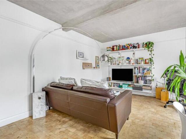 2 bedroom flat for rent in New Park Road, London, SW2