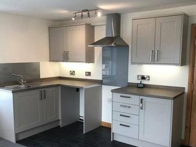 2 bedroom flat for rent in New Road Newtown SY16