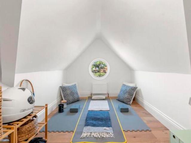 2 bedroom flat for rent in Newburgh Road, London W3 6DQ, W3