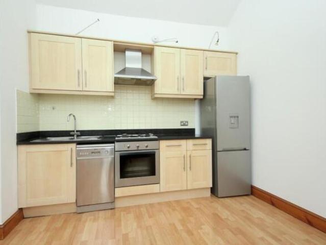 2 bedroom flat for rent in Newburgh Road, W3