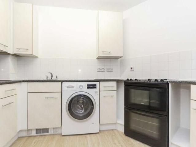 2 bedroom flat for rent in Newport Road, Acton, W3