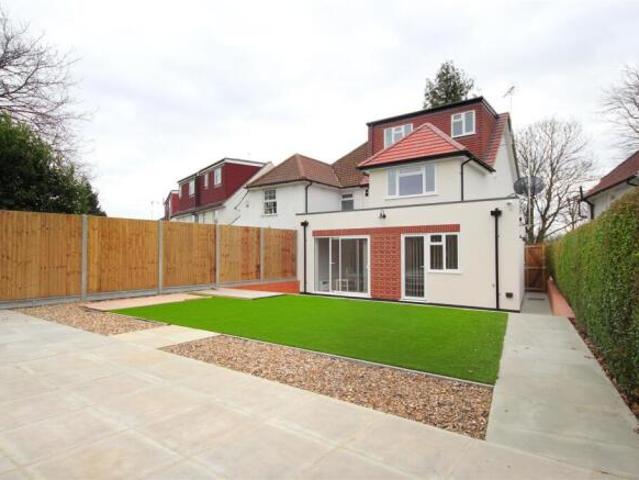 2 bedroom flat for rent in Noel Road, W3