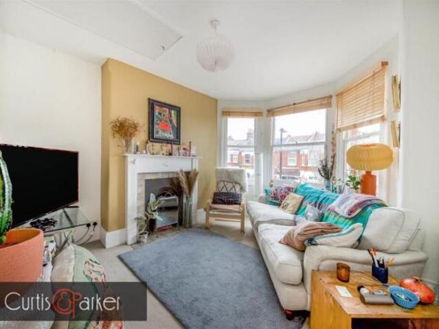 2 bedroom flat for rent in North View Road, Crouch End, N8