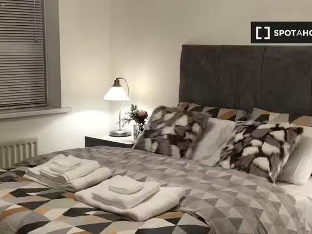 2 bedroom flat for rent in North End, London