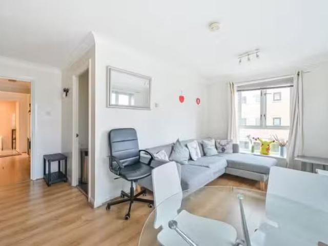 2 bedroom flat for rent in North Lodge, Royal Docks, London, E16