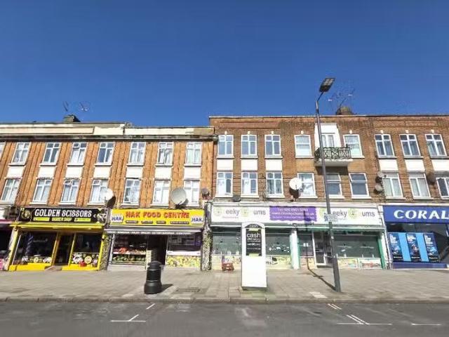 2 bedroom flat for rent in North Parade, Mollison Way, Edgware.