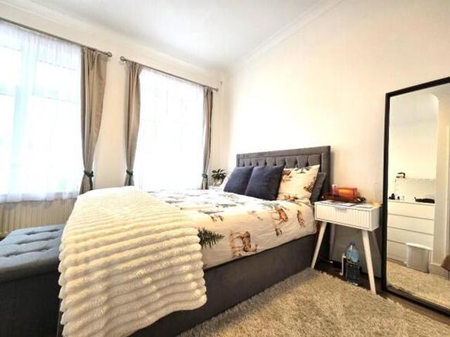 2 bedroom flat for rent in North Parade, Mollison Way, Edgware, Middlesex, HA8