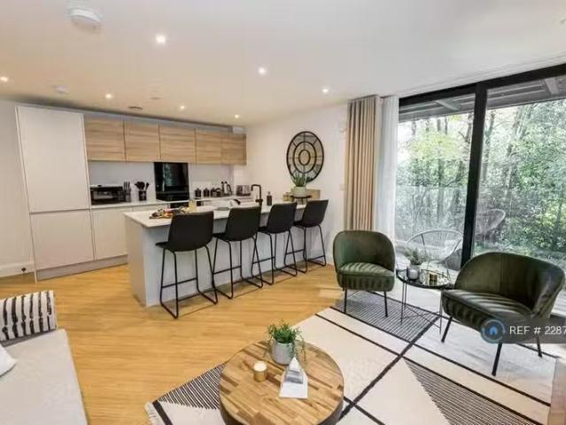 2 bedroom flat for rent in North Road, Poole, BH14
