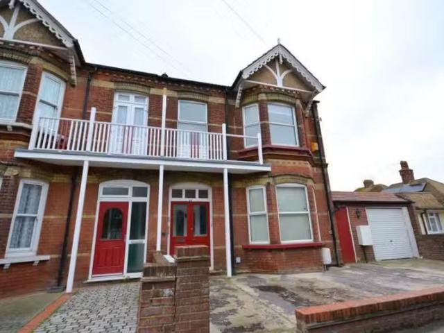 2 bedroom flat for rent in Northdown Park Road, Margate, CT9 2.