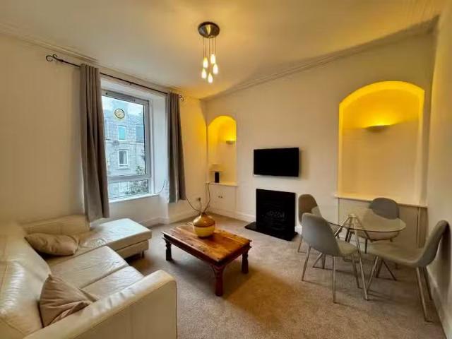 2 bedroom flat for rent in Northfield Place, Aberdeen, Aberdee.