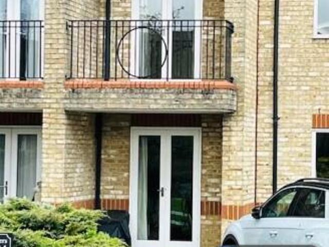 2 bedroom flat for rent in Norbury Avenue, Watford, WD24