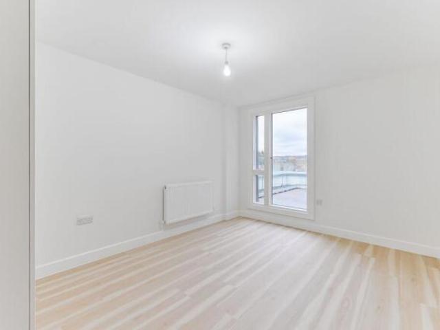 2 bedroom flat for rent in Norbury Avenue, Norbury, London, SW16