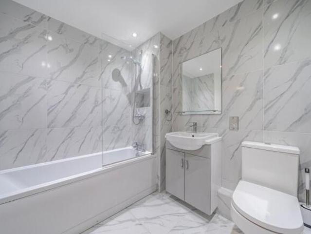 2 bedroom flat for rent in Norman Road London SE10