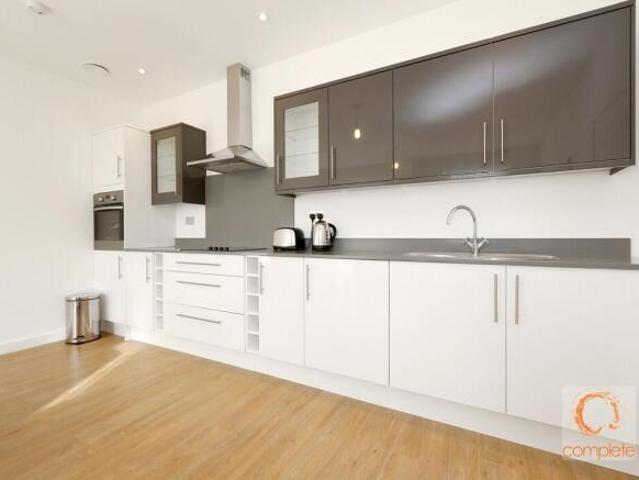 2 bedroom flat for rent in Nova House, Buckingham Gardens, Slough, SL1
