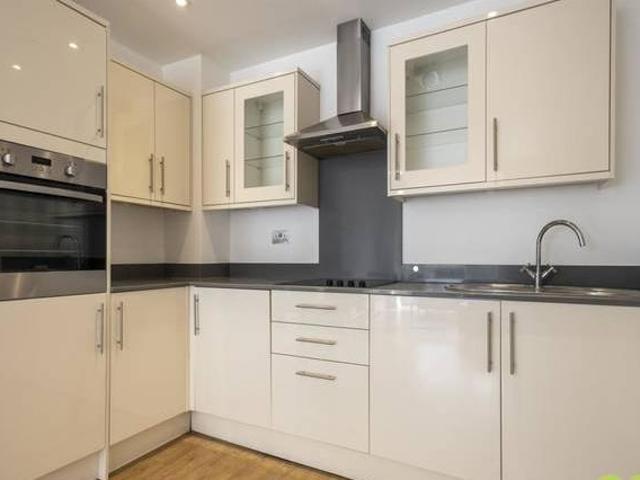 2 bedroom flat for rent in Nova House Slough SL1