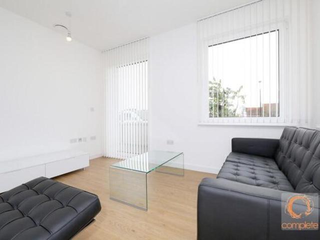 2 bedroom flat for rent in Nova House, Slough SL1