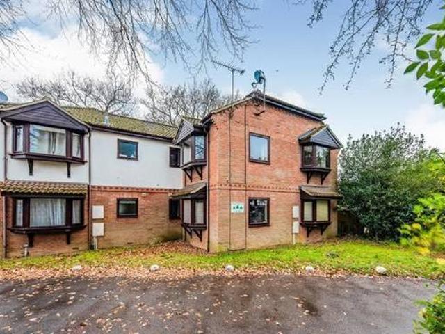 2 bedroom flat for rent in Oaktrees Court GU12